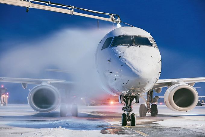 What is Aircraft De-icing and How Does it Work? - Blog - The Aviation ...